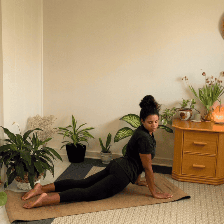 5 Comfy Yoga Outfits to Try If You are Bored of Your Usual Yoga ...