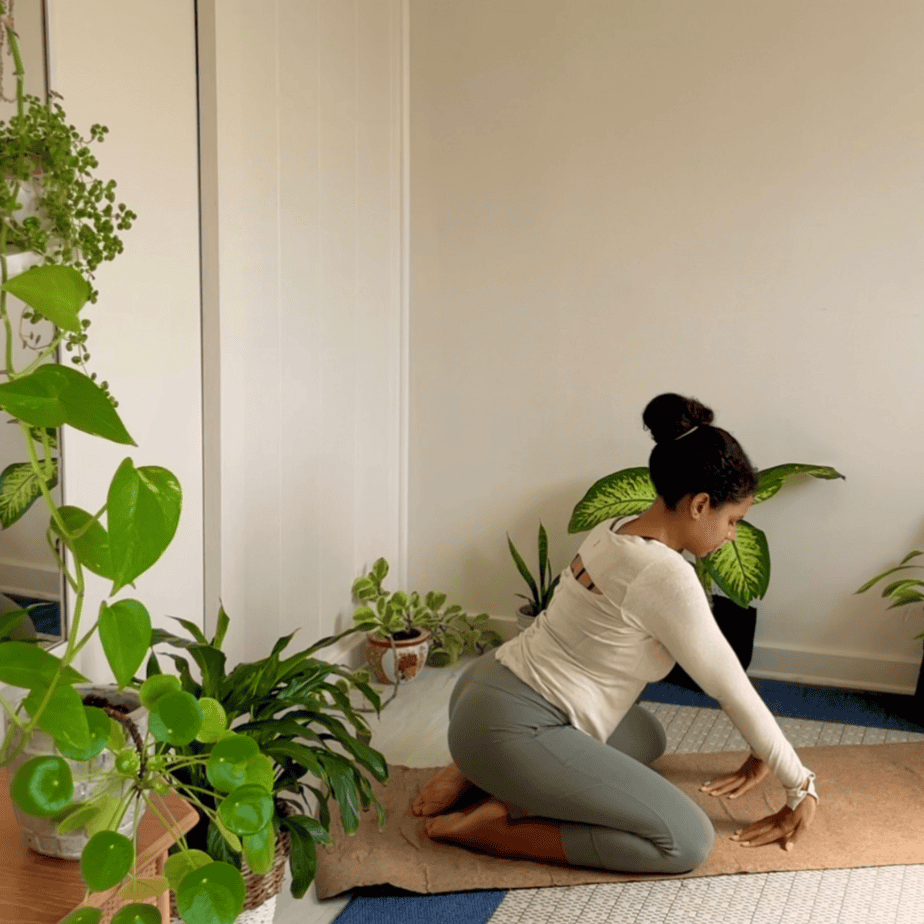 5 Comfy Yoga Outfits to Try If You are Bored of Your Usual Yoga ...